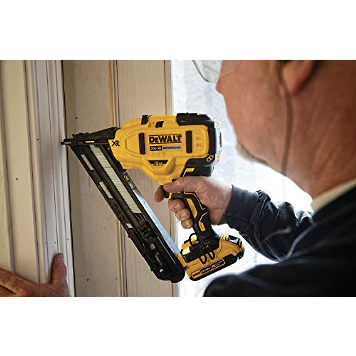 DEWALT 20V MAX Finish Nailer Kit, Angled, 15GA, Battery, Charger & Bag (DCN650D1)