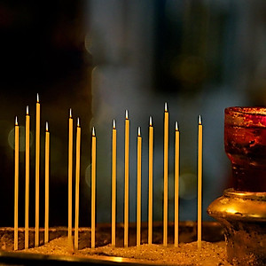 Kunrsug Beeswax Candles, No-Drip, Smoke-Less, 50 Pack Beeswax Taper Candles Church Prayers, Decorations, Birthday Celebrations, Each Candle Measures 6.3" in Height and Has A Diameter of 0.2"