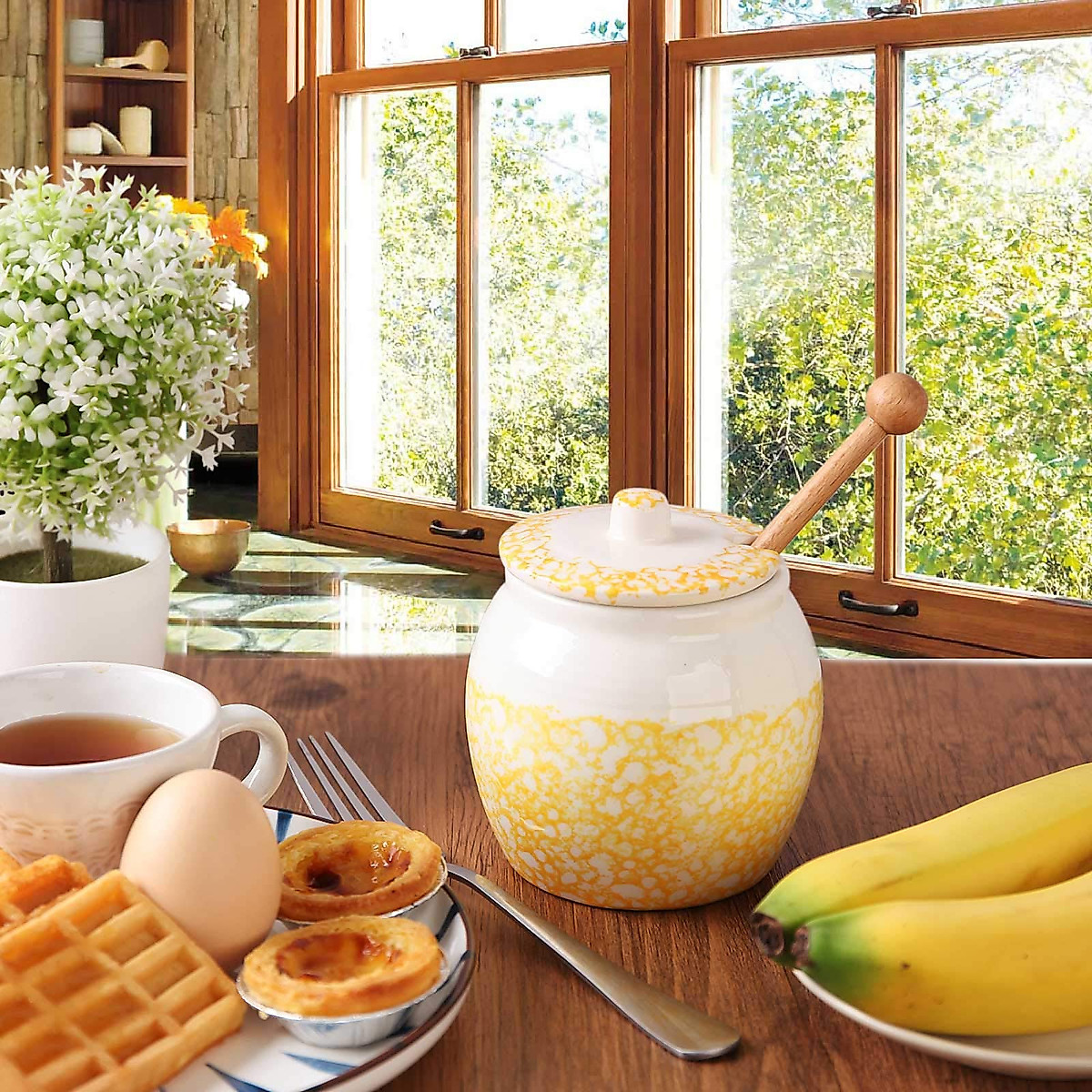 Kitchenexus Honey Pot, 15.5 OZ Ceramic Honey Jar with Lid and Wooden Dipper for Home Kitchen, Porcelain Honey Container for Storage (Yellow)