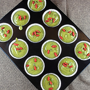 Foil Cupcake Liners, Baking Cups Standard Muffin Wrappers for Party, 100 Pack (Gold)