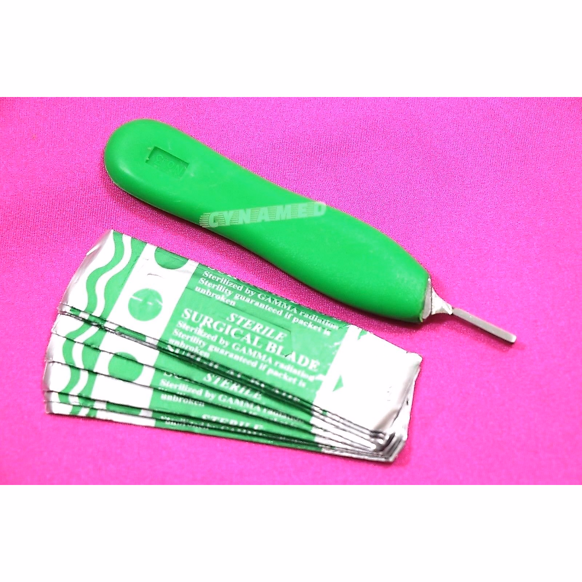 200 Scalpel Blades #10 + #20 with #3#4 Plastic Handle - Suitable for Dermaplaning (CYNAMED)