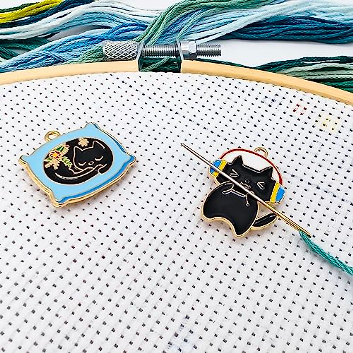 Kawaii Cats Cross Stitch Needle Minder, Needle Minder Magnetic, Needle Holder for Cross Stitch, Sewing, Embroidery and Needlework Accessories, Enamel and Magnetic（2 PCS）