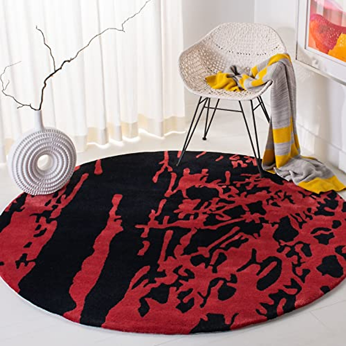 SAFAVIEH Soho Collection 8' Round Black / Red SOH326B Handmade Premium Wool Area Rug