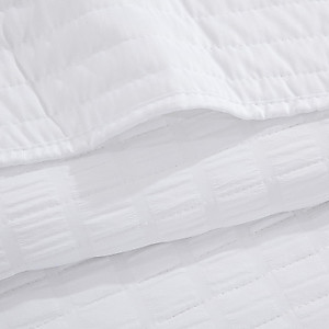 HOMBYS Oversized King Seersucker Bedspread 120”x128”, White Summer Quilt Set,Lightweight Bedding Cover with Shams for All Season, Microfiber Modern Style Bedspread & Coverlet Sets (1 Quilt, 2 Shams)