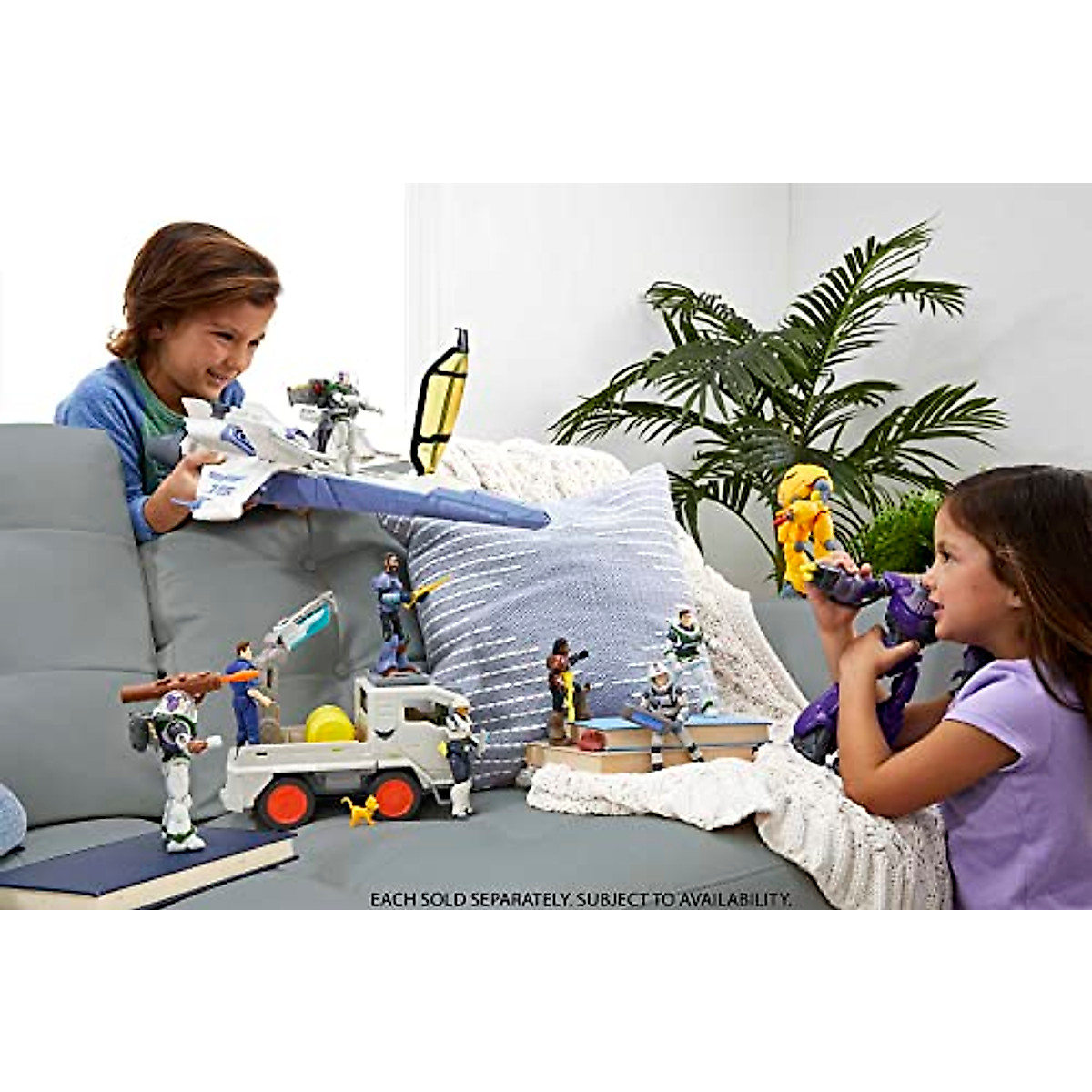 Mattel Lightyear Toys Action Figure & Accessories, Mission Equipped Buzz Lightyear Figure & Projectiles, Blasting Action