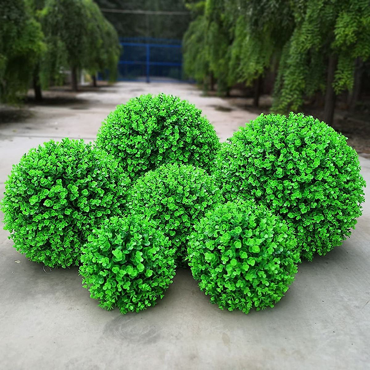 HUIKJI 2Pcs Faux Plant Ball,Green Plastic Ball-Decorative,Artificial gPlant Ball,Faux Plastic Decorative Balls for Backyard Balcony Garden Wedding and Home Décor 14.9in