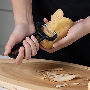 Linoroso Swivel Vegetable Y-Peeler, Classic Euro Peeler Potato Peelers Kitchen, Japanese Stainless Steel Veggie Peeler with Comfortable Handle, Dishwasher Safe Kitchen Food Peelers for Peeling,Black