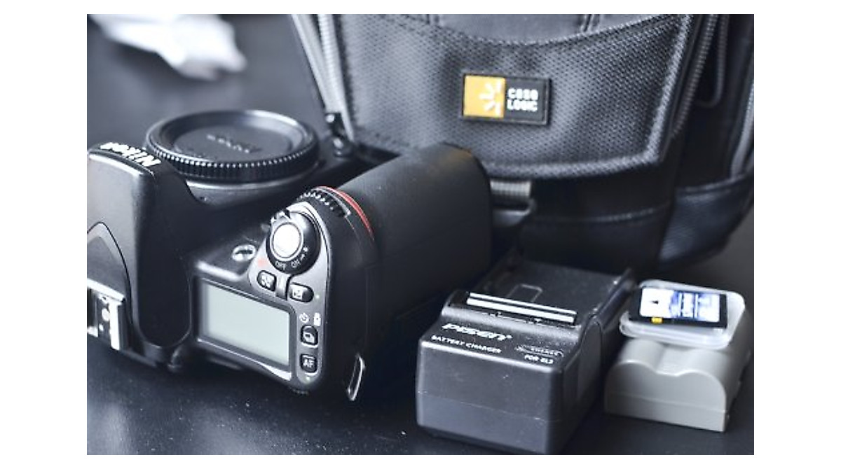 Nikon D80 DSLR Camera - High-Resolution 10.2MP for Creative Photography
