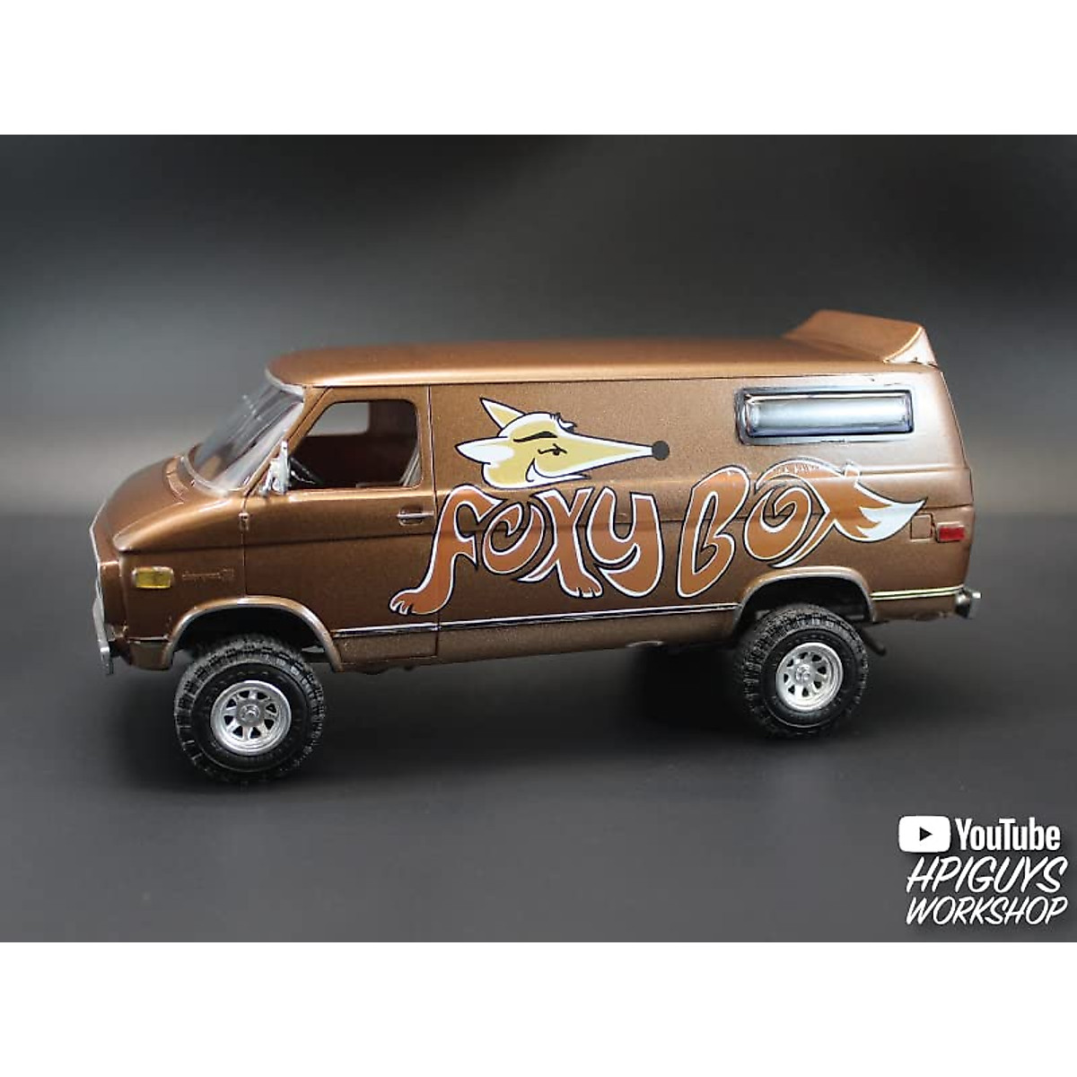 AMT 1975 Chevy Van Foxy Box 1:25 Scale Model Kit