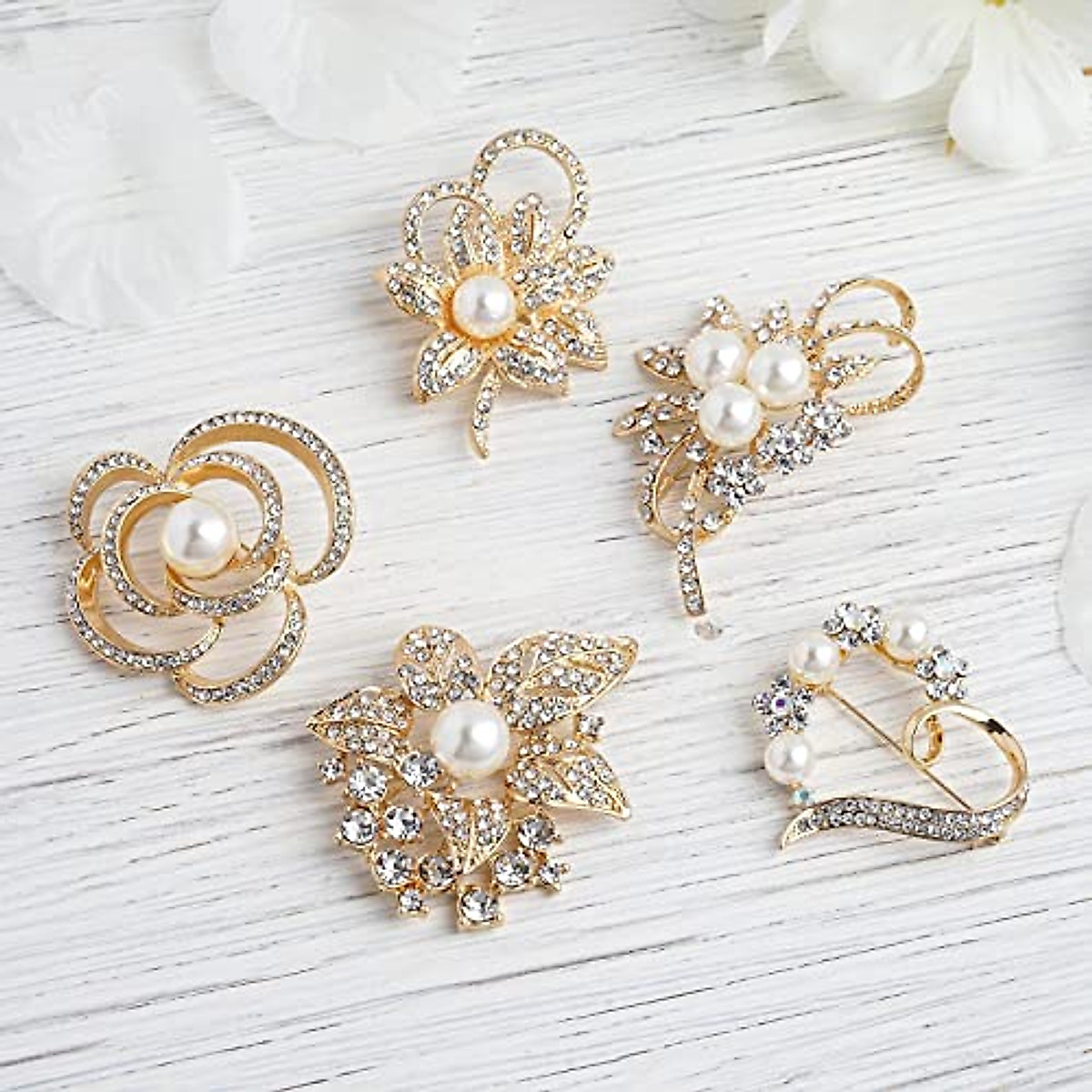 Efavormart 5 Pcs Assorted Gold Plated Pearl and Rhinestone Crystal Rhinestone Brooches Floral Sash Pin Brooch Bouquet Decor