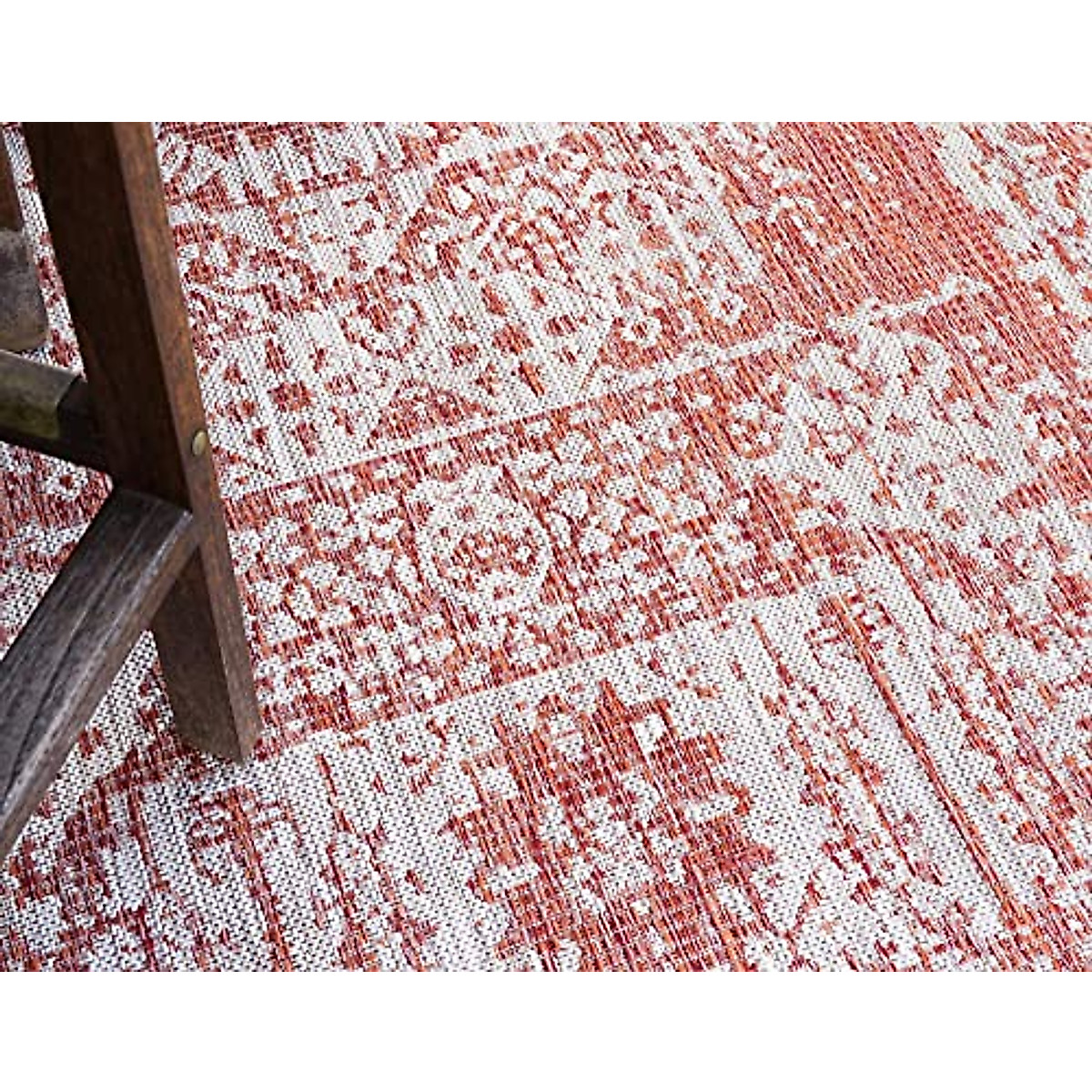 Rugs.com Outdoor Traditional Collection Rug – 4 Ft Round Rust Red Flatweave Rug Perfect for Kitchens, Dining Rooms