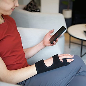 BraceAbility Ulnar Gutter Splint - Metacarpal Boxer Finger Fracture Treatment Brace for Broken, Jammed Pain Relief, Pinky and Ring Trigger, Mallet Finger Right or Left Hand Immobilization Support (S)