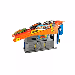 Hot Wheels Rooftop Race Garage Playset, Toy Car Racetrack with Gas Station Playset, Folds for Convenient Storage, Toy for Kids 4 Years Old & Up
