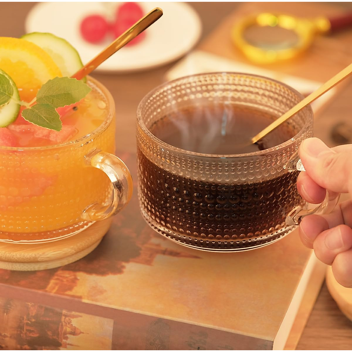 Gusnilo Set of 4pcs Vintage Embossed Clear Coffee Mugs with Bamboo Lid and Spoons,Tea,Latte,Yogurt Cups,Beverage,Overnight Oats Containers,14 Oz Glass Coffee Cups for Cappuccino