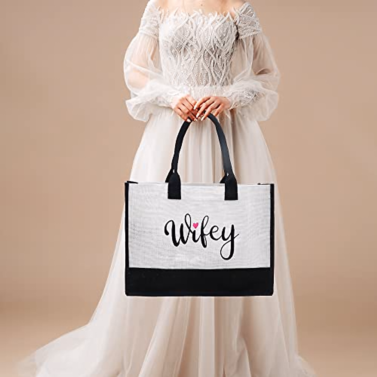 BeeGreen Wifey Jute Beach Bag w Inner Zipper Pocket White Burlap Tote Bag Laminated Interior Large Wedding Gifts Embroidery Monogram Bridesmaid Gift for Engagement Honeymoon Bridal Shower Gift