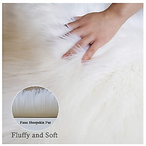DSHXL Faux Sheepskin Fur Fuzzy Furry Rugs, 2x3 Ft Rectangle Small White Furry Rugs, Bedside Fluffy Area Rug Fur Rugs for Bedroom, Living Room, Dorm Room, Photography