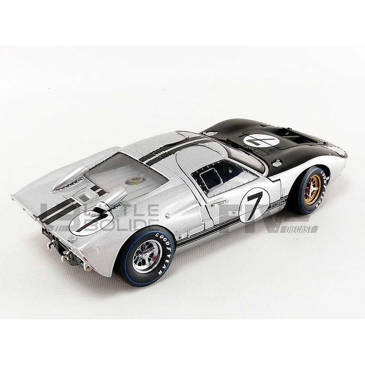 Shelby Collectibles SC404S 1966 Ford GT-40 MK 2 Silver No.7 1-18 Diecast Car Model