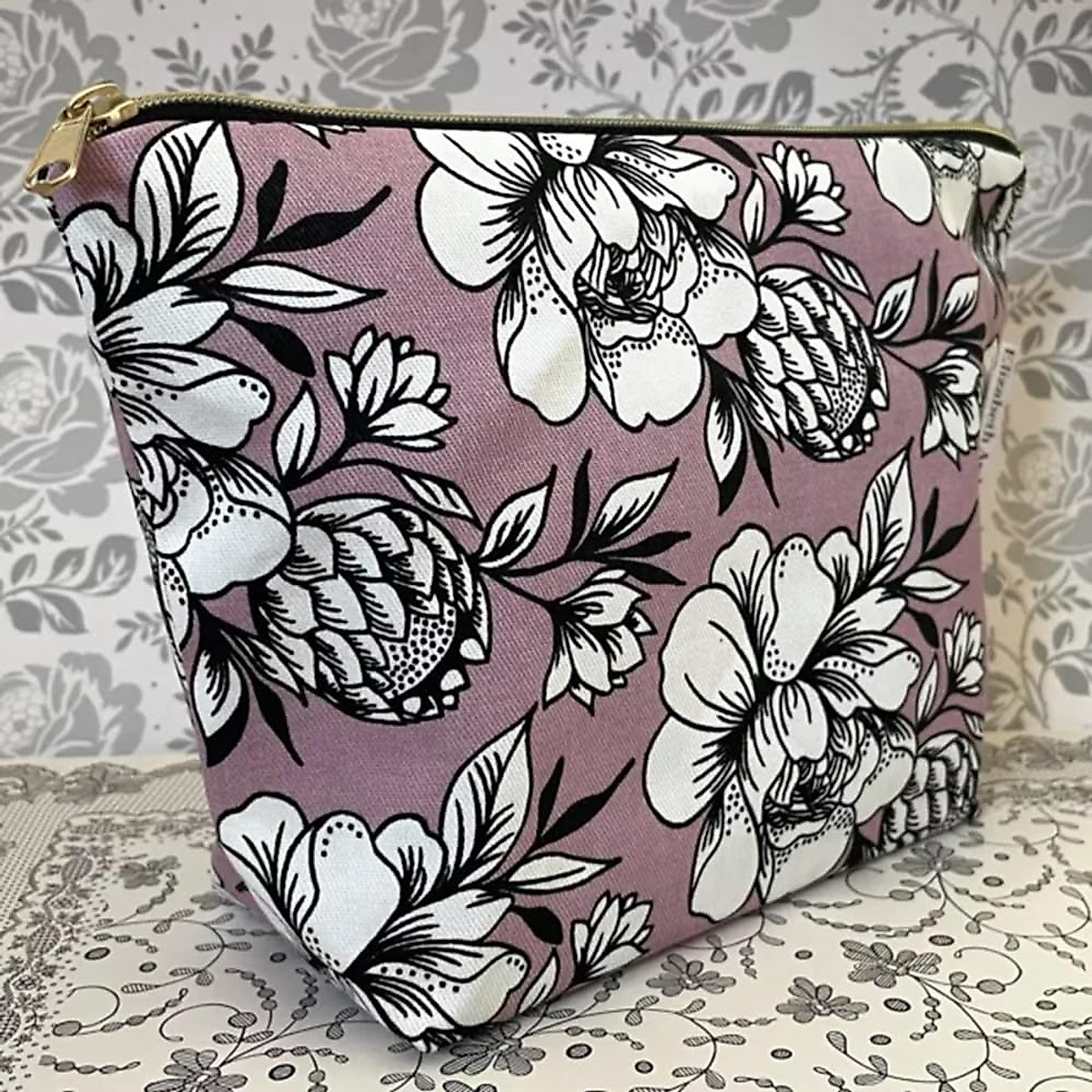 Estee Lauder Cosmetics Makeup Travel Bag (Beauty of Illusion Collection ≈ Hot Pink and Red)