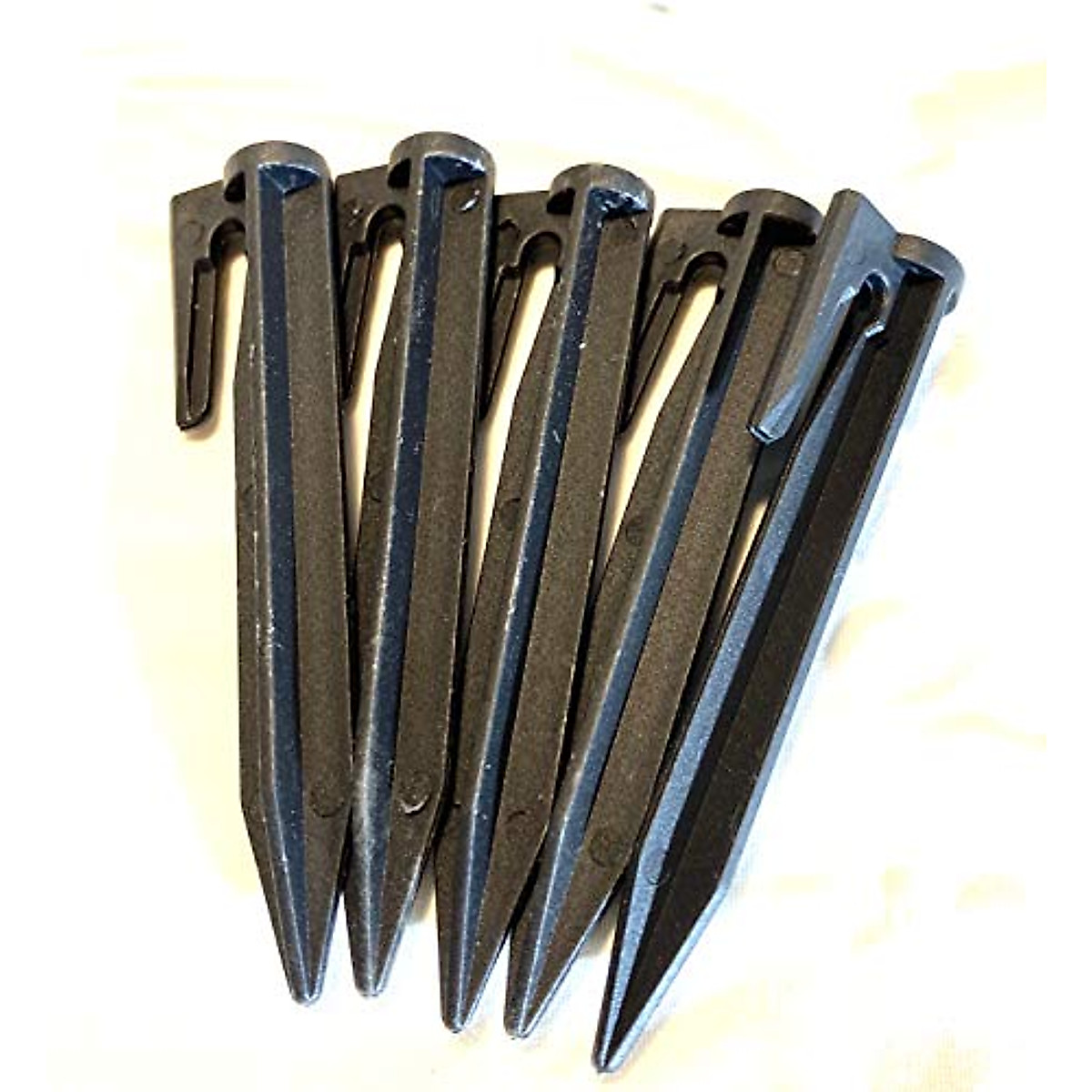 EMBerg (100 Count) Plastic Boundary Wire Stakes Lawn Pegs Landscape Staples for Robomow Mower, Husqvarna Automower, Worx Landroid, Pet Fence, for use in Garden Lawn Fence