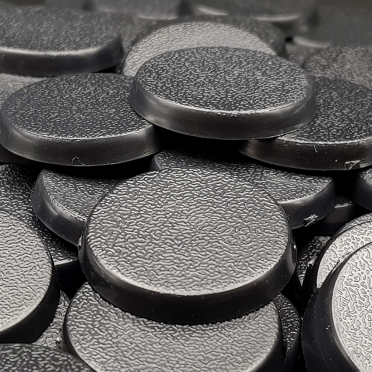EEcliP 100pcs Round Plastic Model Bases 32mm or 1.3inch for Gaming Miniatures or Wargames Table Games MB432