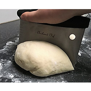 Checkered Chef Dough Scraper - Stainless Steel Kitchen Bench Scraper, Icing Smoother & Food Chopper - Pizza, Vegetable and Pastry Cutter w/Protective Plastic Cover﻿