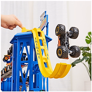 Monster Jam Garage Playset and Storage with Exclusive Grave Digger Monster Truck, Lights & Sounds, Kids Toys for Boys and Girls Ages 4-6+