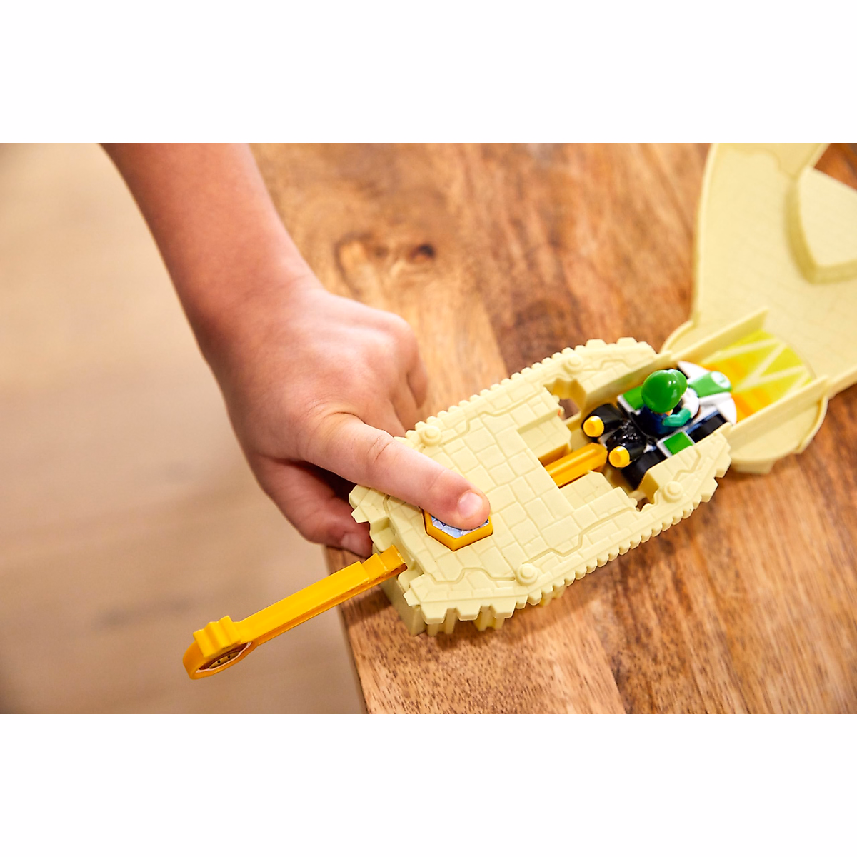 Hot Wheels Mario Kart Track Set & Toy Car, Thowmp Ruins Playset with Luigi Kart Vehicle & Pull-Back Launcher