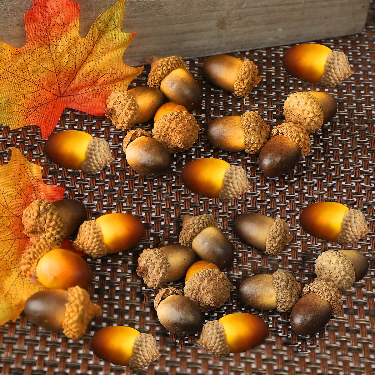Cllayees 120 PCS Artificial Acorns, Fake Natural Acorns Decoration Thanksgiving Lifelike Simulation Christmas Ornaments Decor for Home Autumn Winter Decorations