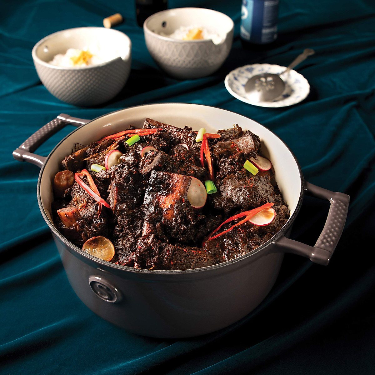 SAVEUR SELECTS Enameled Cast Iron Casserole, 5-Quart Dutch Oven with Double-walled Stainless Steel Lid, Rabbit Grey, Voyage Series