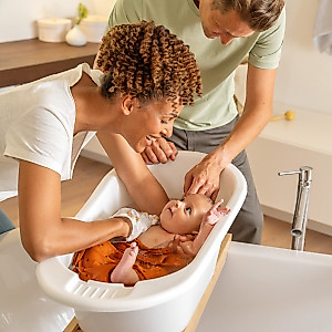 Weleda Baby Calendula 2-in-1 Gentle Shampoo and Body Wash, 6.8 Fluid Ounce, Plant Rich Cleanser with Calendula and Sweet Almond Oil