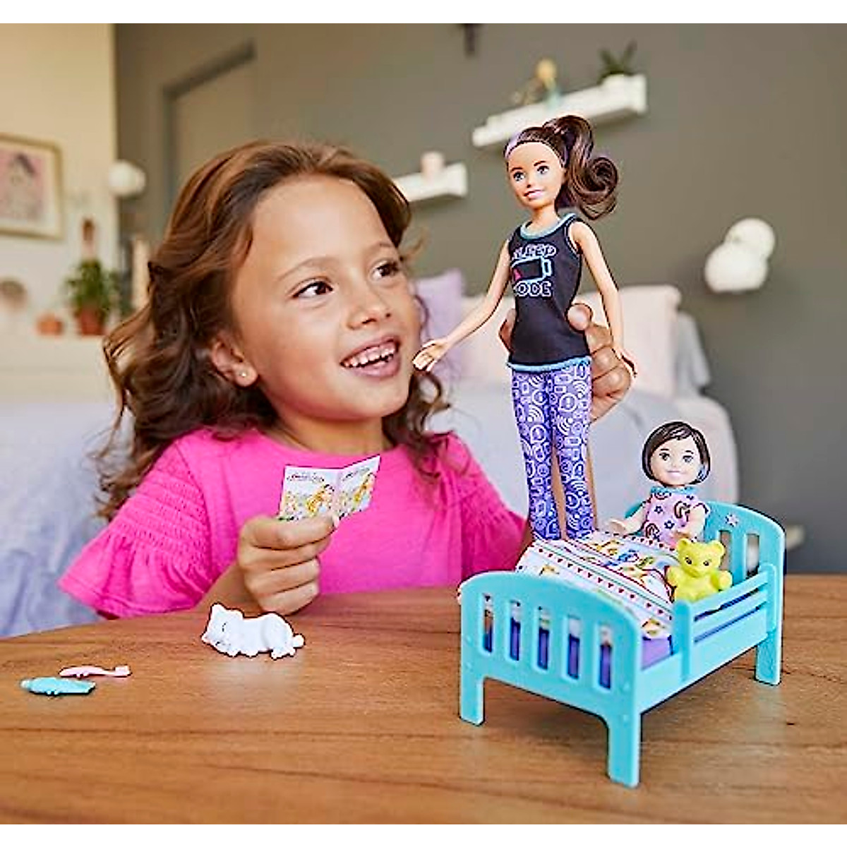 Barbie Skipper Babysitters Inc. Bedtime Playset with Babysitting Skipper Doll, Toddler Doll with Glow-in-the-Dark Pajamas, Bed, Sleeping Kitty, Teddy Bear, Blanket and Storybook for Kids 3-7 Years Old