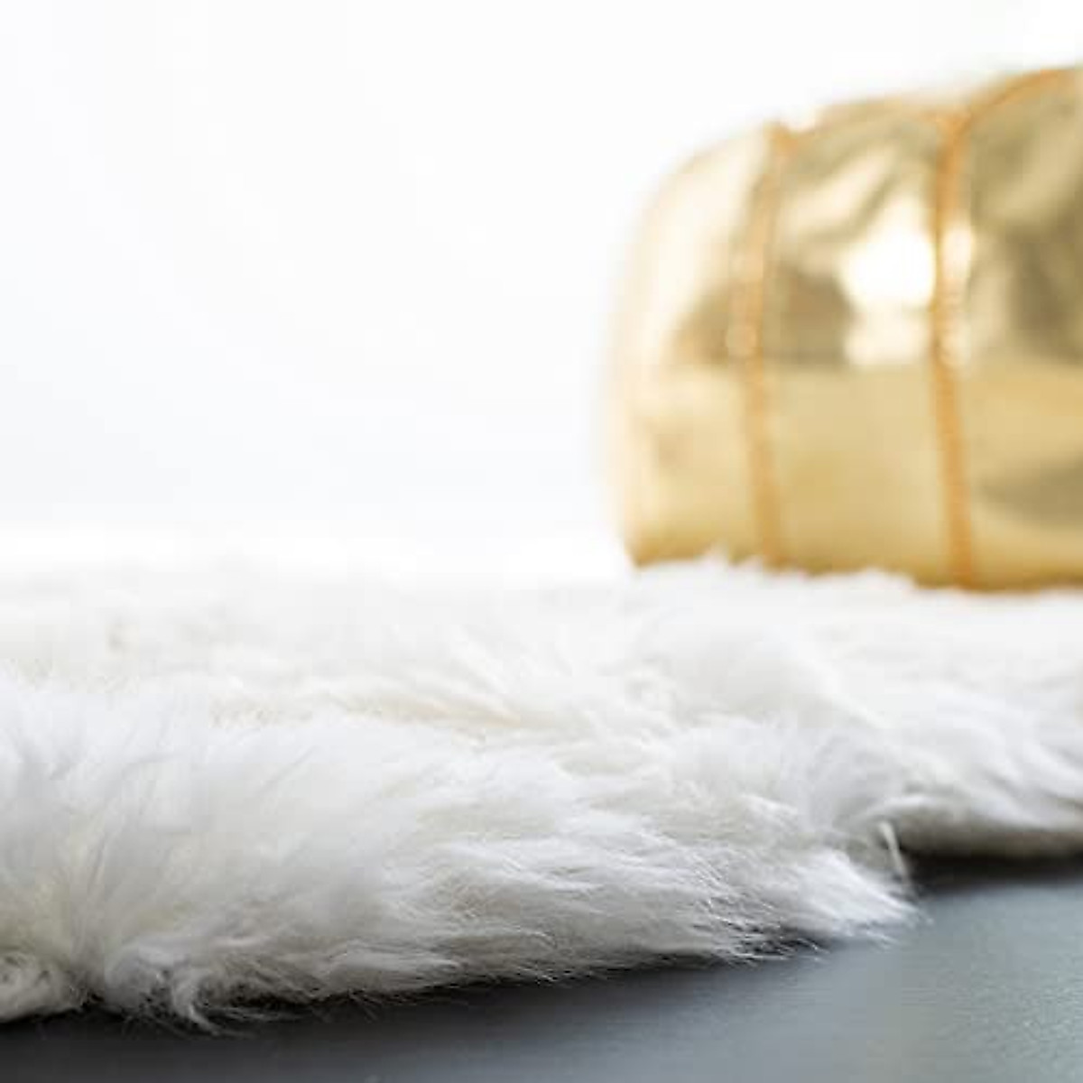 SAFAVIEH Sheep Skin Collection Area Rug - 6' Square, Natural & White, Handmade Rustic Glam Genuine Pelt, 3.4-inch Thick Ideal for High Traffic Areas in Living Room, Bedroom (SHS211A)