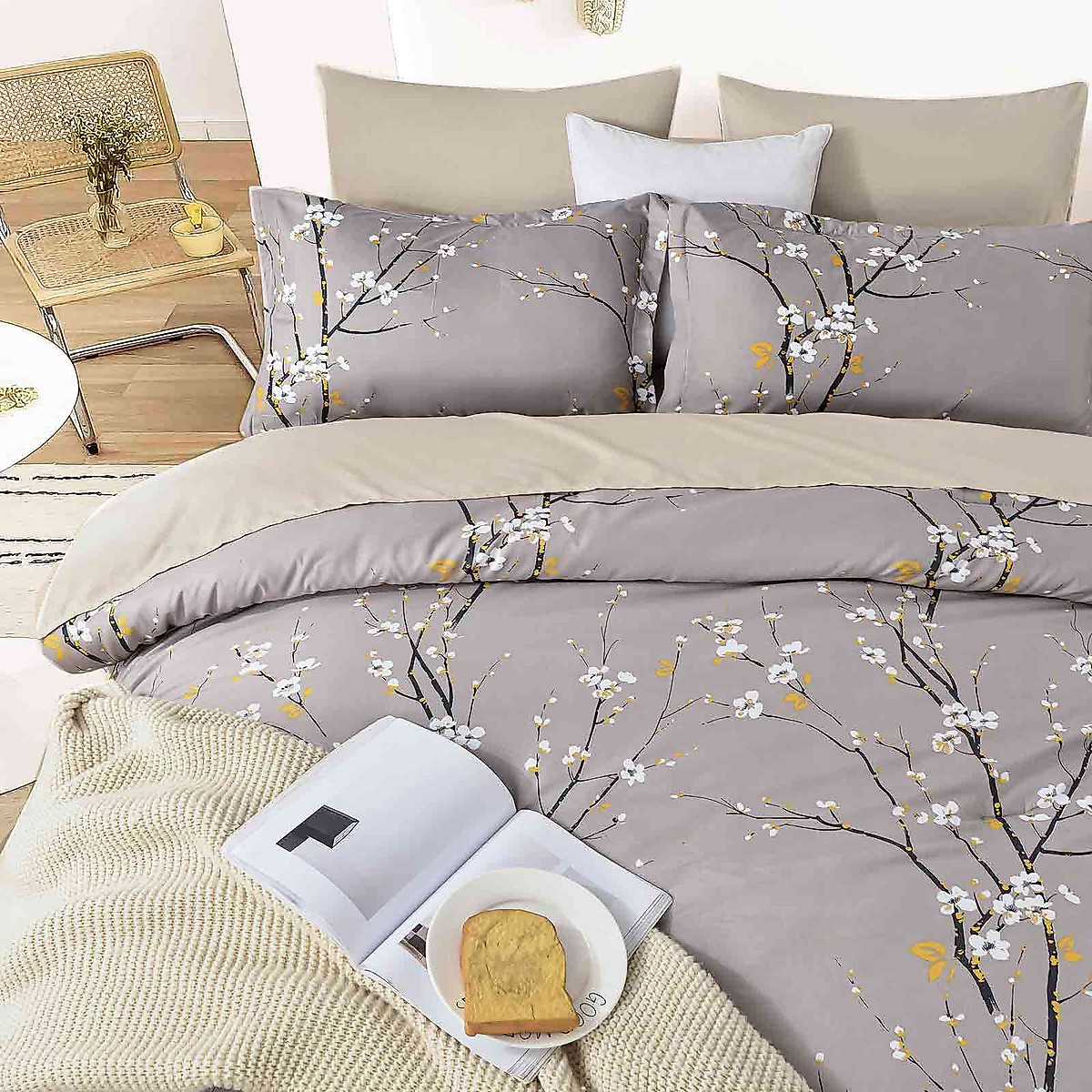 Nanko Queen Size Comforter Set, Grey Pastel Floral Print Soft Microfiber Bedding - All Season Quilted Comforter with 2 Pillowshams - Farmhouse Bed Set for Women Men 3pc 88 x 90 inch, Gray Flower