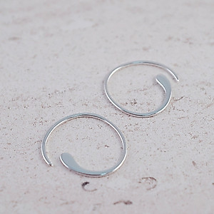 Boma Jewelry Sterling Silver Pull Through Hoop Earrings (Medium Silver)