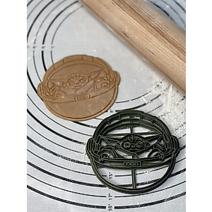 Premium Star Wars Exclusive The Mandalorian The Child in Hovering Pram Baby Yoda Grogu in a Stroller Cookie Cutter Mold 4.5-Inch-Scale Produced by 3D Kitchen Art