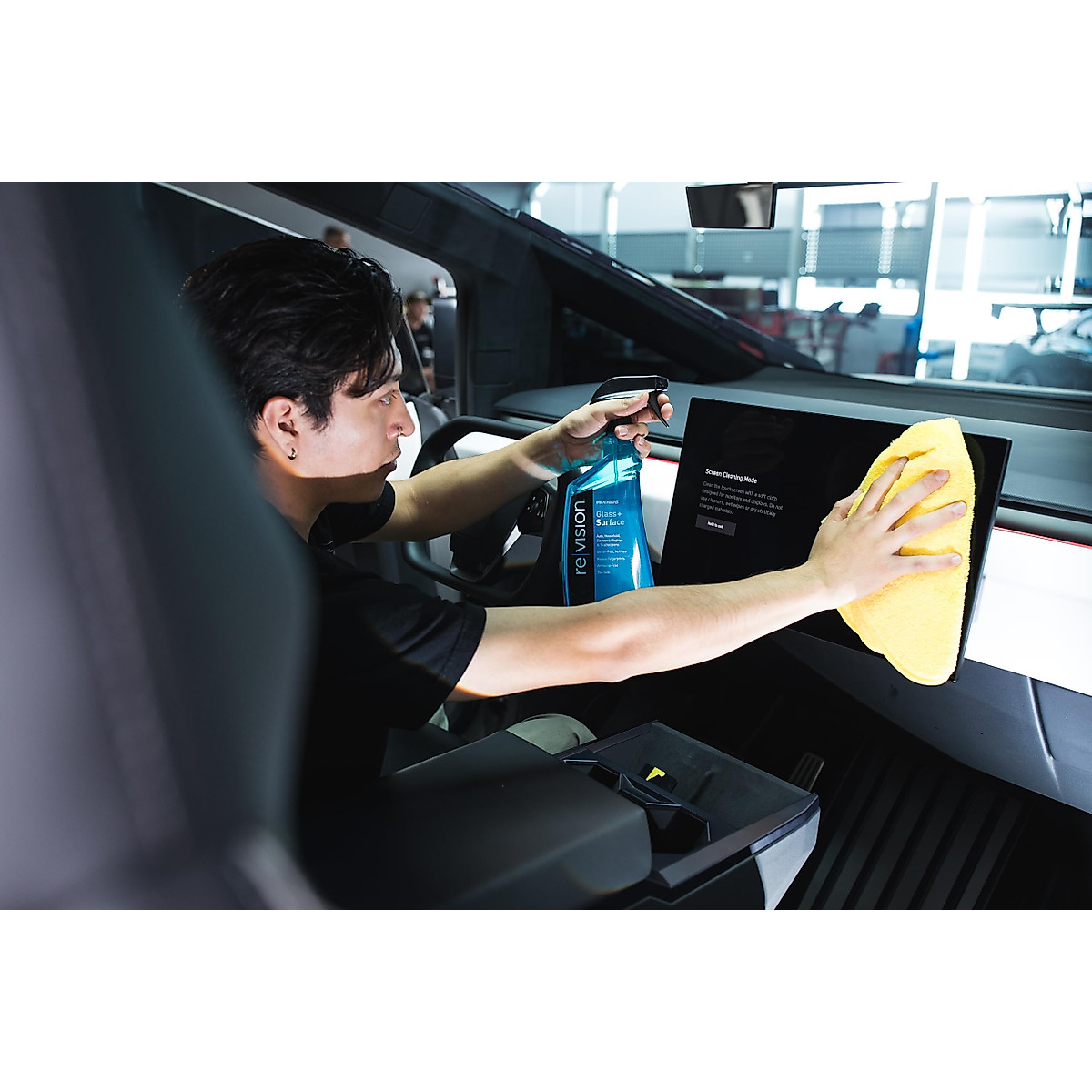 Mothers 06624 re|Vision Glass+Surface Cleaner - 24 oz.