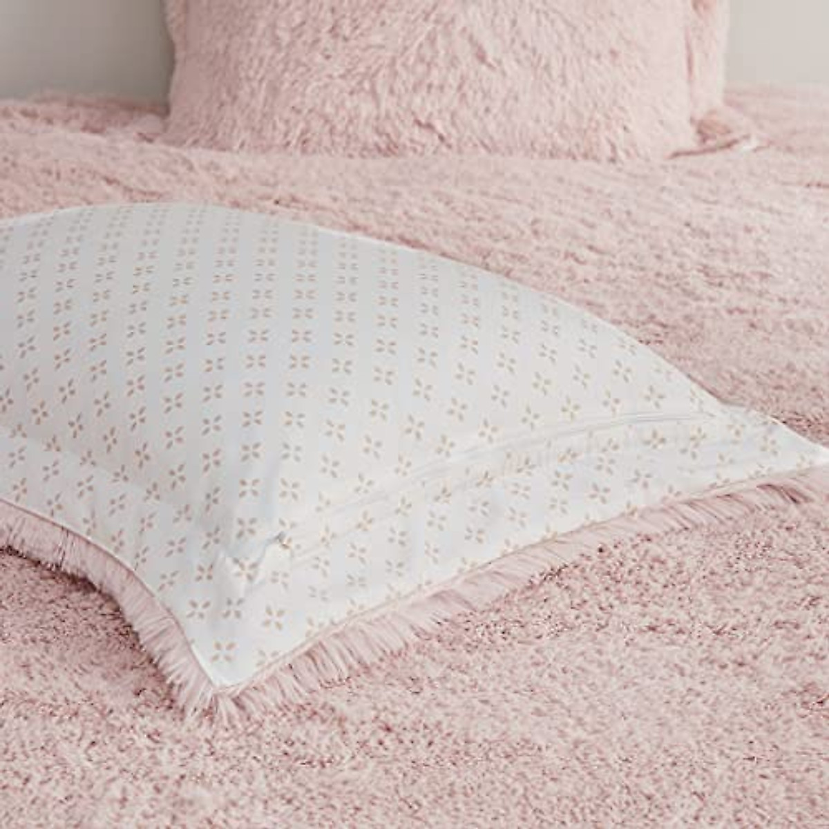 Intelligent Design Shaggy Faux Fur Cozy Reversible Comforter Set Petal Print Reverse, Modern All Season Lightweight Fuzzy Bedding with Matching Sham, Blush Full/Queen 3 Piece