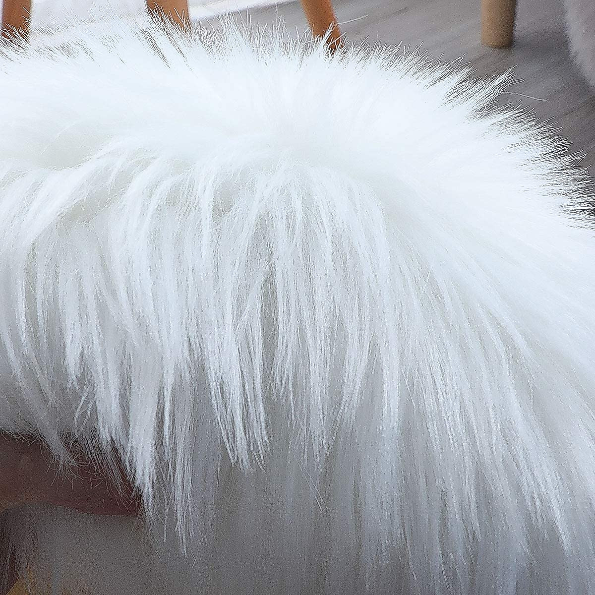 HLZHOU Soft Faux Fur Rug White Sheepskin Chair Cover Seat Pad Shaggy Area Rugs for Bedroom Sofa Living Room Floor (White, 2x5.3 Feet)
