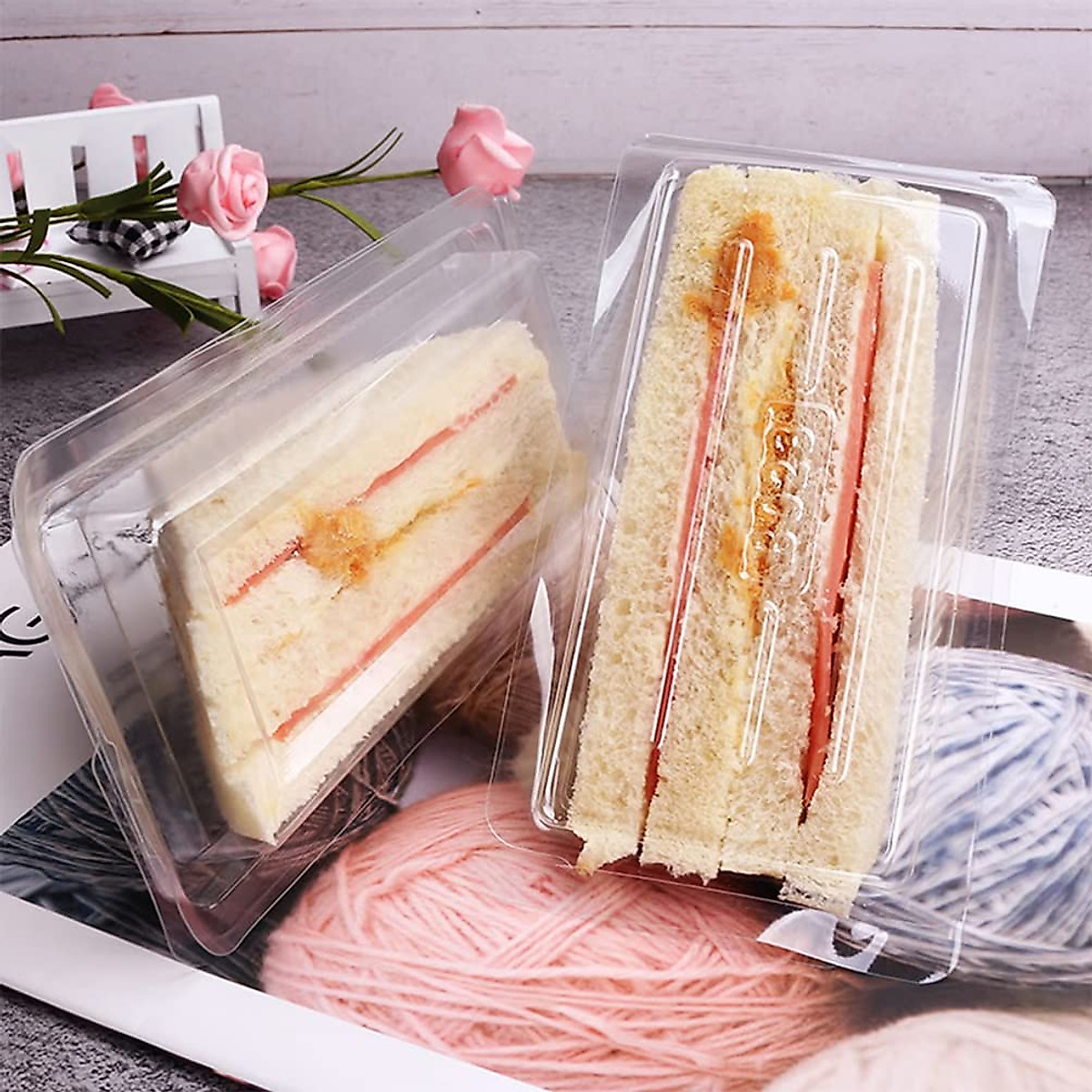 200pcs Plastic Cake Slice Container Clear Plastic Trays with Hinged Lid Sandwich Wedge Container Cheese cake Container Take Out Container Holders for Cake, Cheesecake, Tres Leches, Flan, Desserts