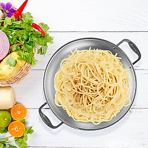 Extra Large 6-Qt Colander, 18/8 Stainless Steel Mesh Strainer for Kitchen, Food Sieve with Riveted Handles and Self-draining Solid Ring Base, Great for Pasta, Rice, Vegetables and Fruits