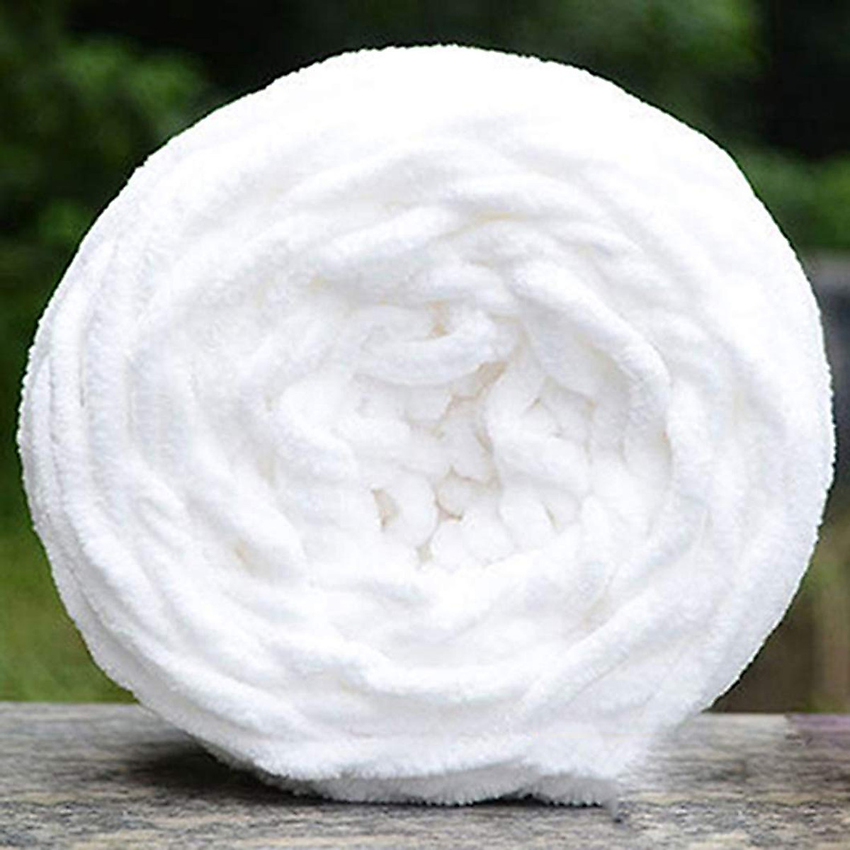 Chunky Yarn, Super Soft Acrylic Bulky Thick Washable Yarn for Arm Knitting DIY Handmade Blankets Scarf Sweater White 100g