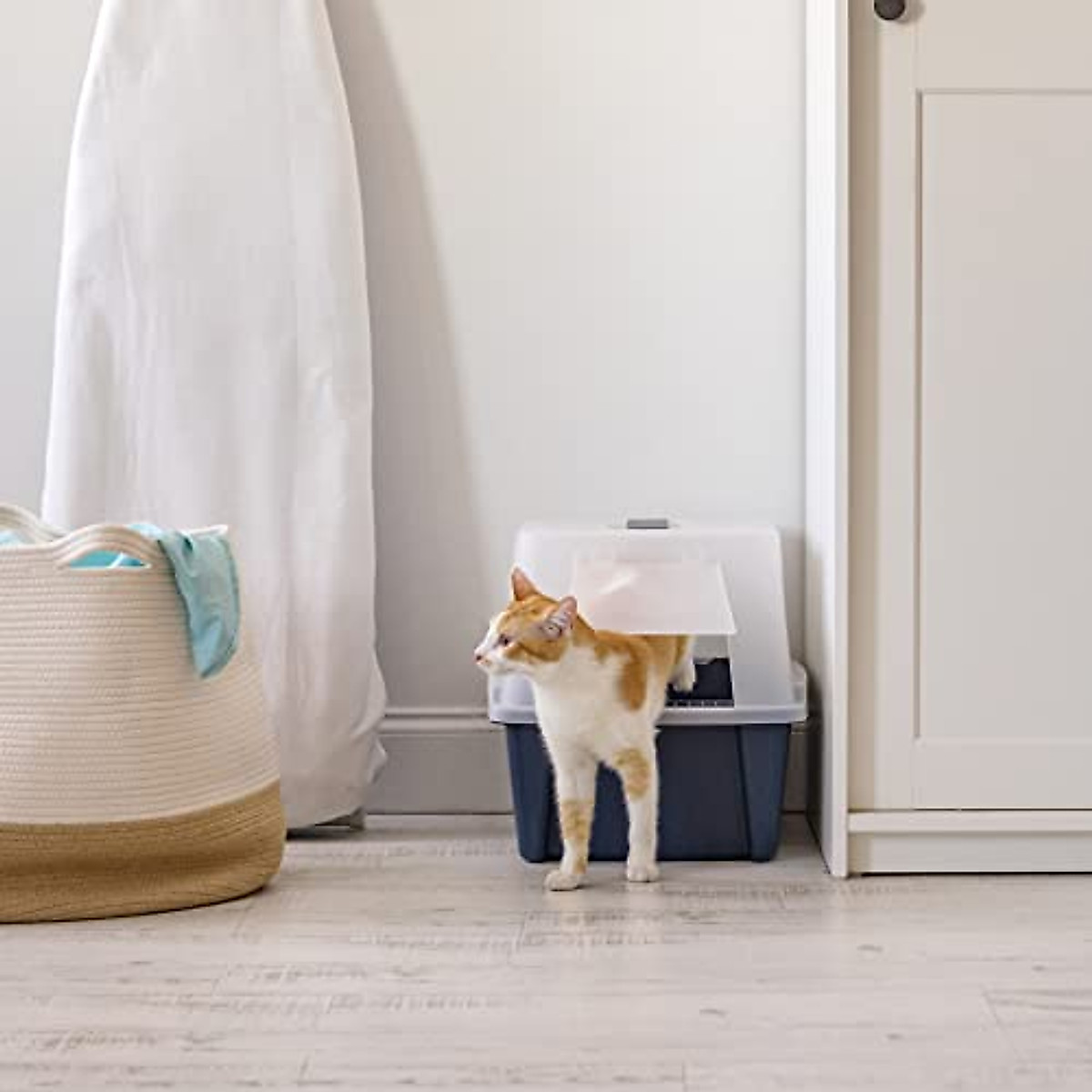 IRIS USA Large Hooded Cat Litter Box with Front Door Flap and Scoop, Enclosed Kitty Litter Tray with Entry Gate for Privacy and Keeping Litter Inside, Navy