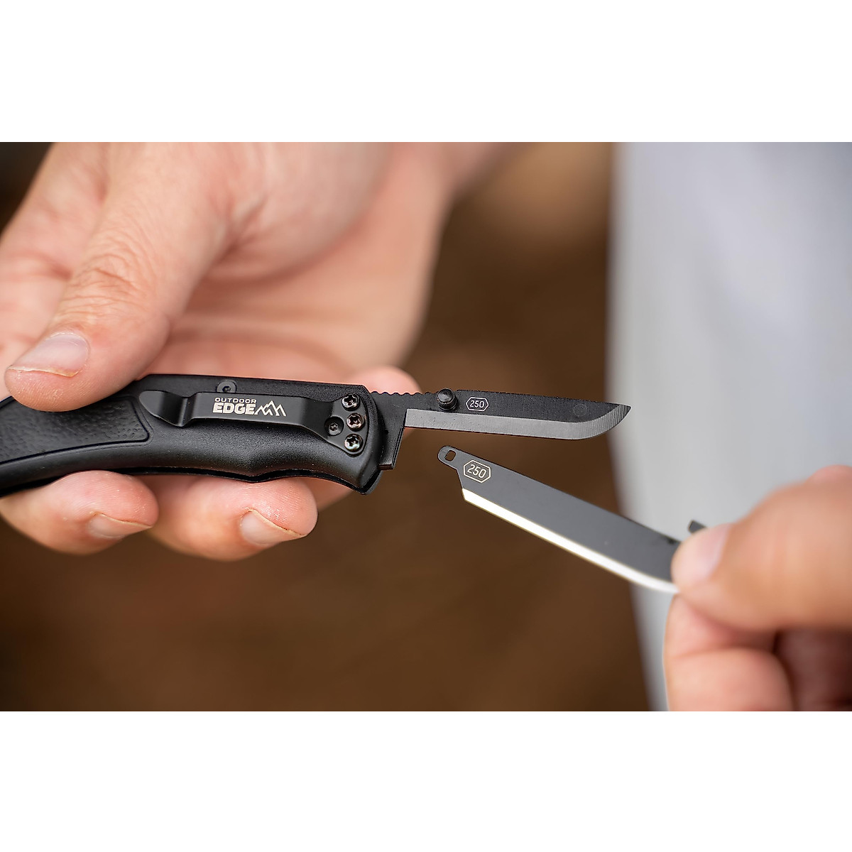 OUTDOOR EDGE Razor EDC Lite Folding Pocket Knife with Clip | Compact 2.5” Replaceable Blade Knife with RazorSafe Blades | Perfect Small Knife for Men, Women, Work & Camping (Black, 2 Black Blades)