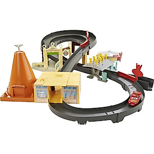 Mattel Disney Pixar Cars Track Set with Lightning McQueen Toy Car, Race Around Radiator Springs Playset with Speed Booster
