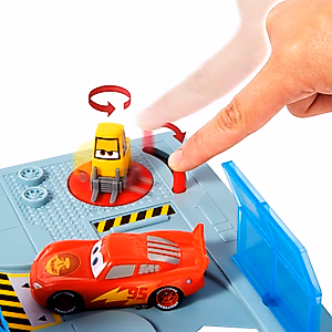 Disney and Pixar Cars On The Road Dinoco Rusteze Racing Center Playset with Lightning McQueen Toy Car, Launcher, Short Track and Spinning Pitty, Toy Gift for Kids, HGV69