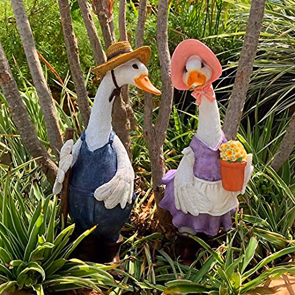 iRonrain Garden Statues Gardener Couple Duck, Indoor Outdoor Decorations Cute Ducks Art Décor Goose Figurine Ornament for Yard Home Garden Patio and Office (Female)