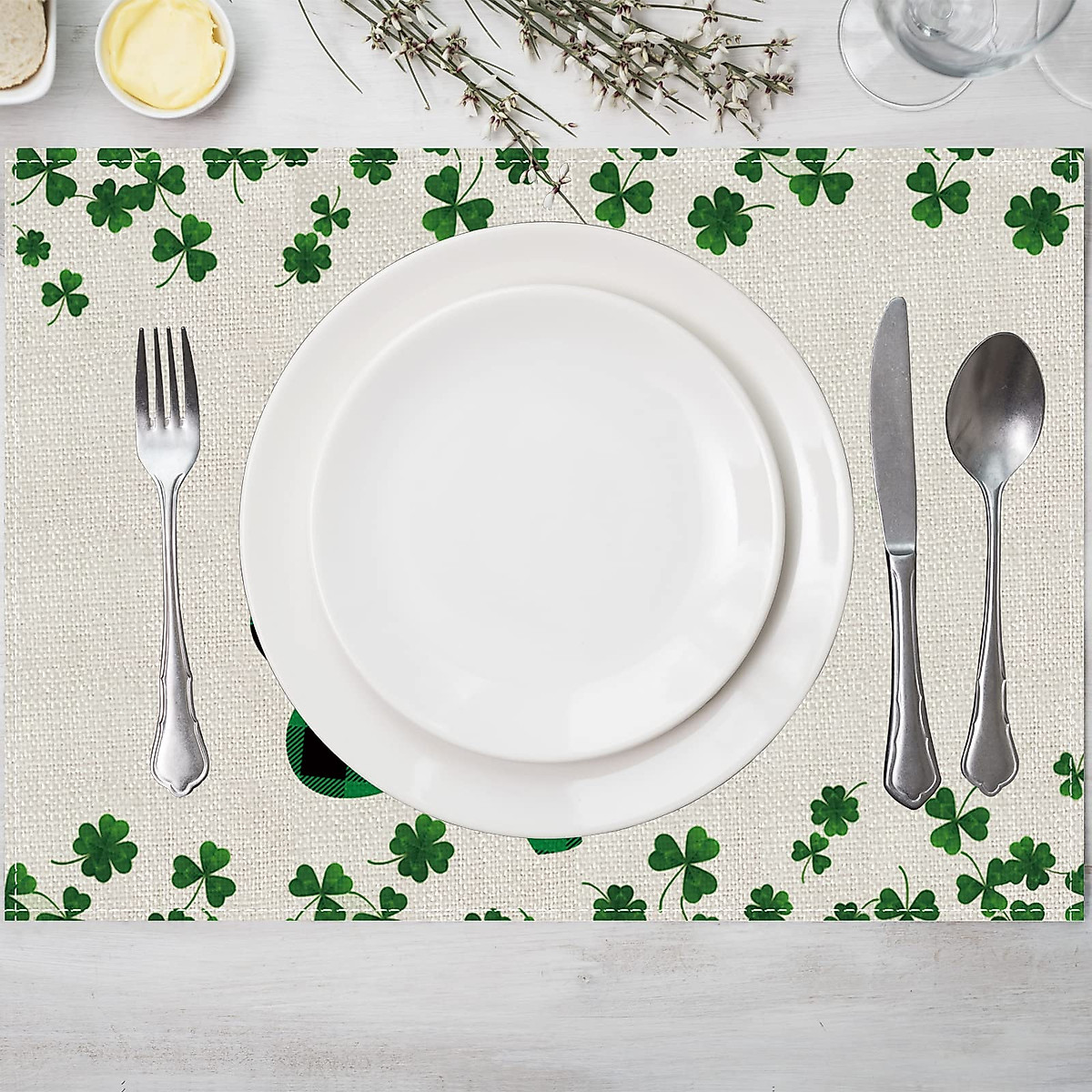 Ciwolce Green White Shamrock St Patricks Day Placemat Set of 4, Saint Patty's Day Kitchen Dining Table Mat Home Indoor Decoration