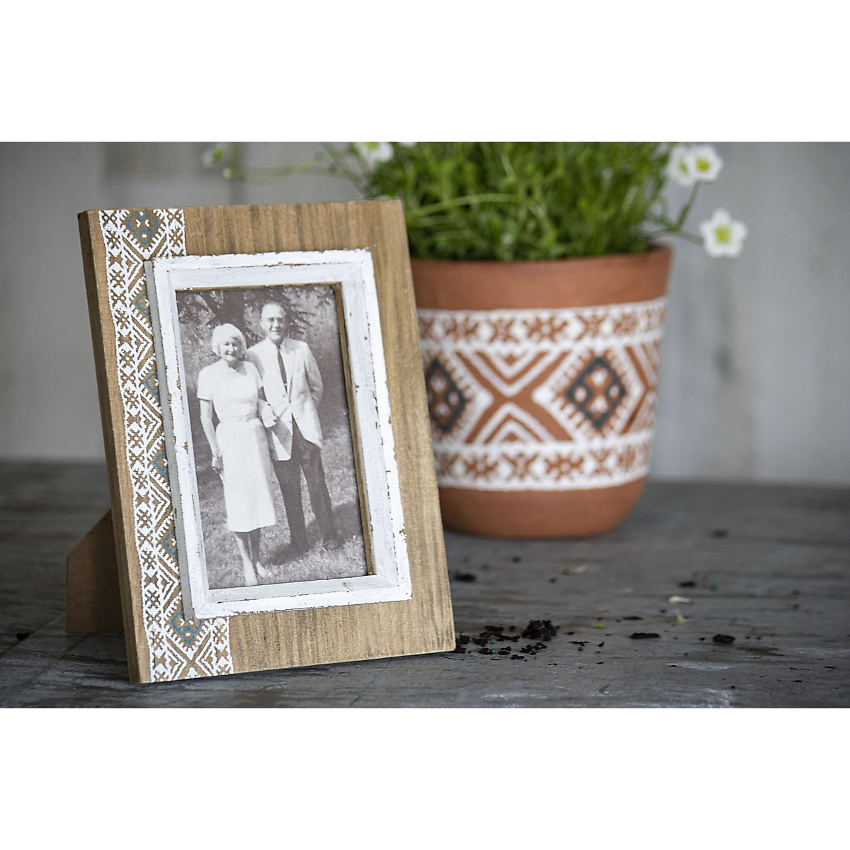 Foreside Home & Garden White Southwest Motif 4x6 Inch Wood Decorative Picture Frame