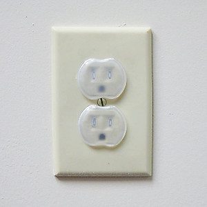 Outlet Plug Trnsluc 24pk