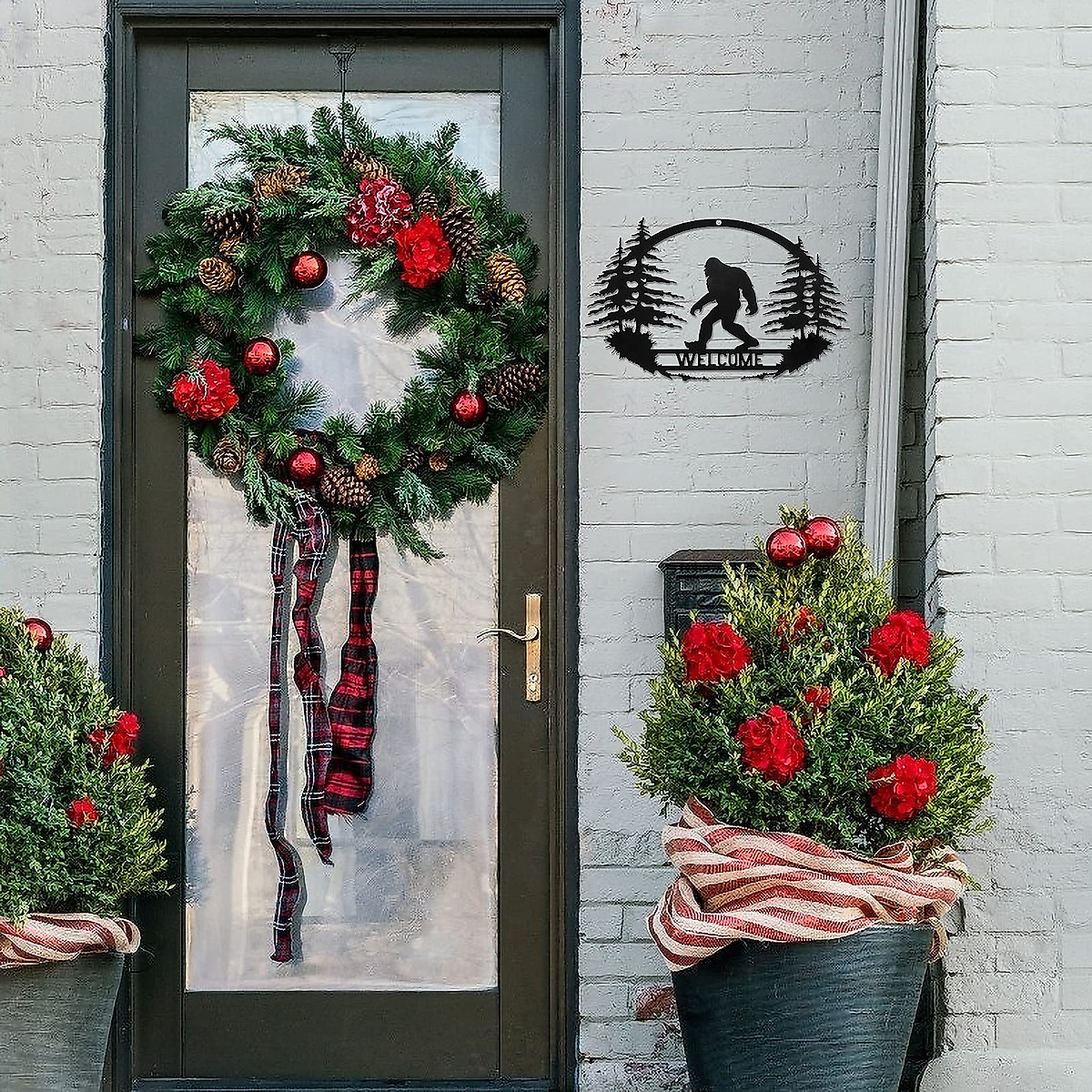 CINPIUK Bigfoot Wall Art Decor, Welcome Sasquatch Metal Sign Indoor Outdoor Farmhouse Christmas Wall Hanging Ornament Home Garden Yard Garage Decor Housewarming Gift, 14 Inch